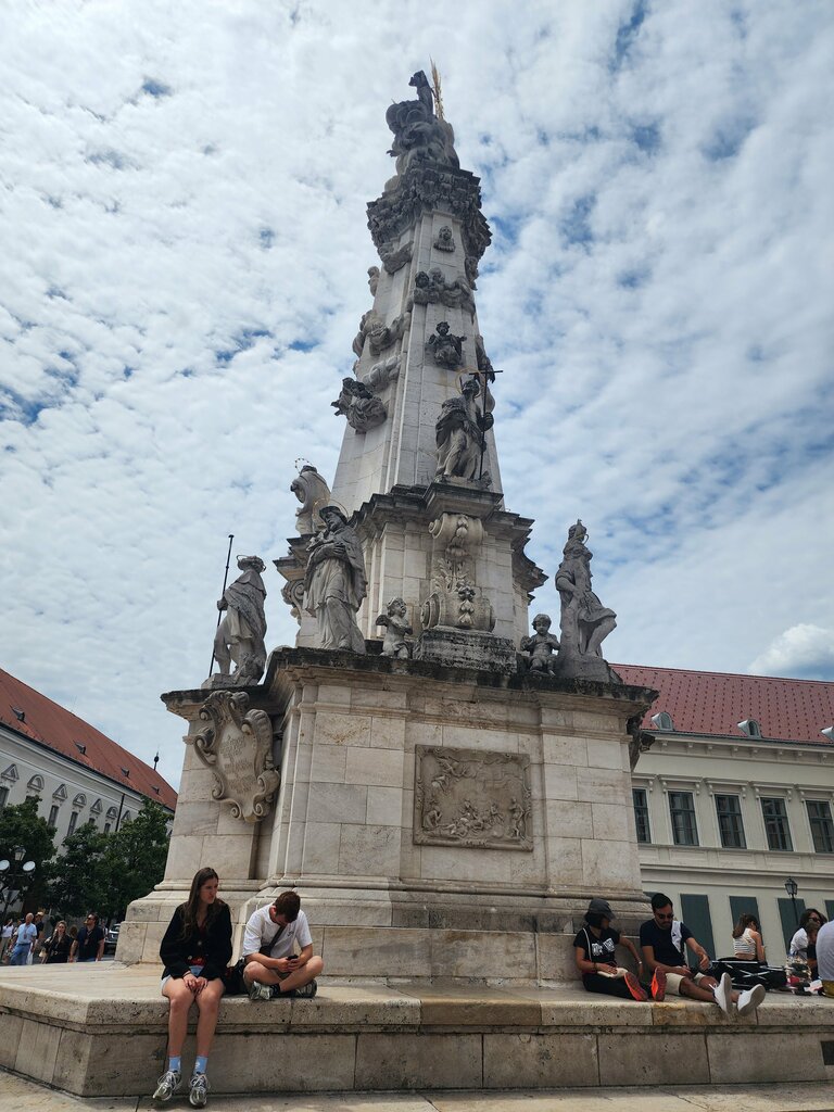 Park, sokak heykeli Holy Trinity Column, Budapeşte, foto