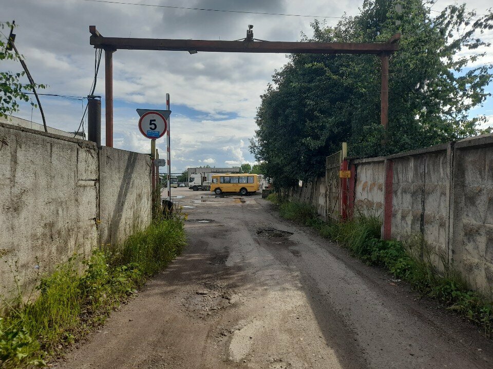 Otobüs park yerleri Oblastnoye gosudarstvennoye unitarnoye predpriyatiye vnutrioblastnykh mezhdugorodnykh avtobusnykh perevozok, Smolensk, foto