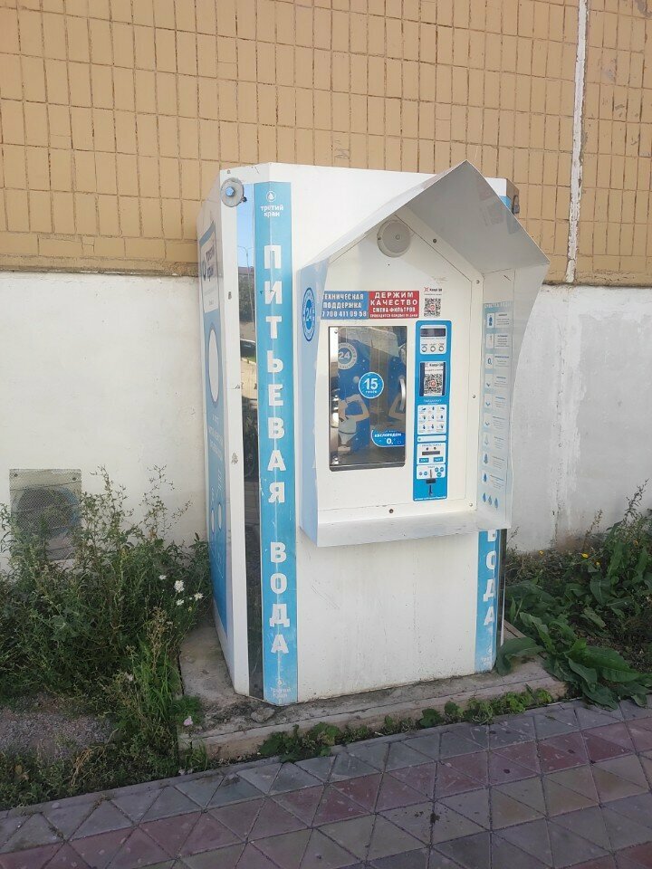 Su satışı Tretiy kran, Karağandı eyaleti, foto