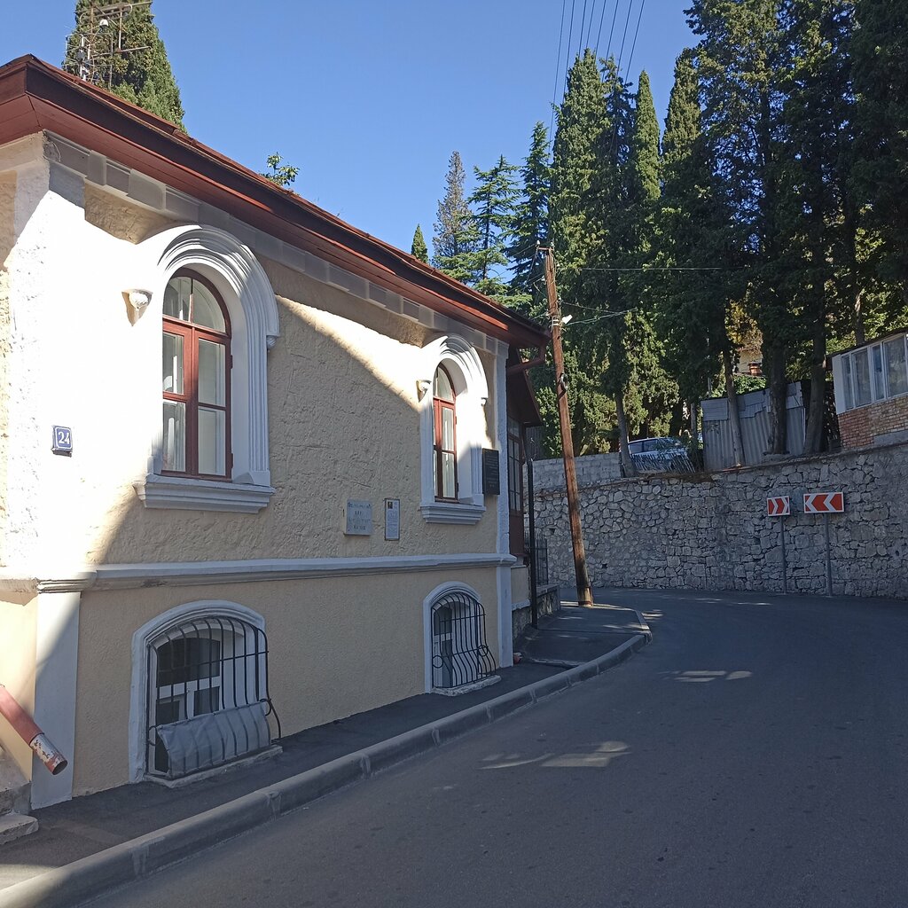 Anıt levhası, anıt taş Мемориальная доска С.Я. Надсону, Yalta, foto