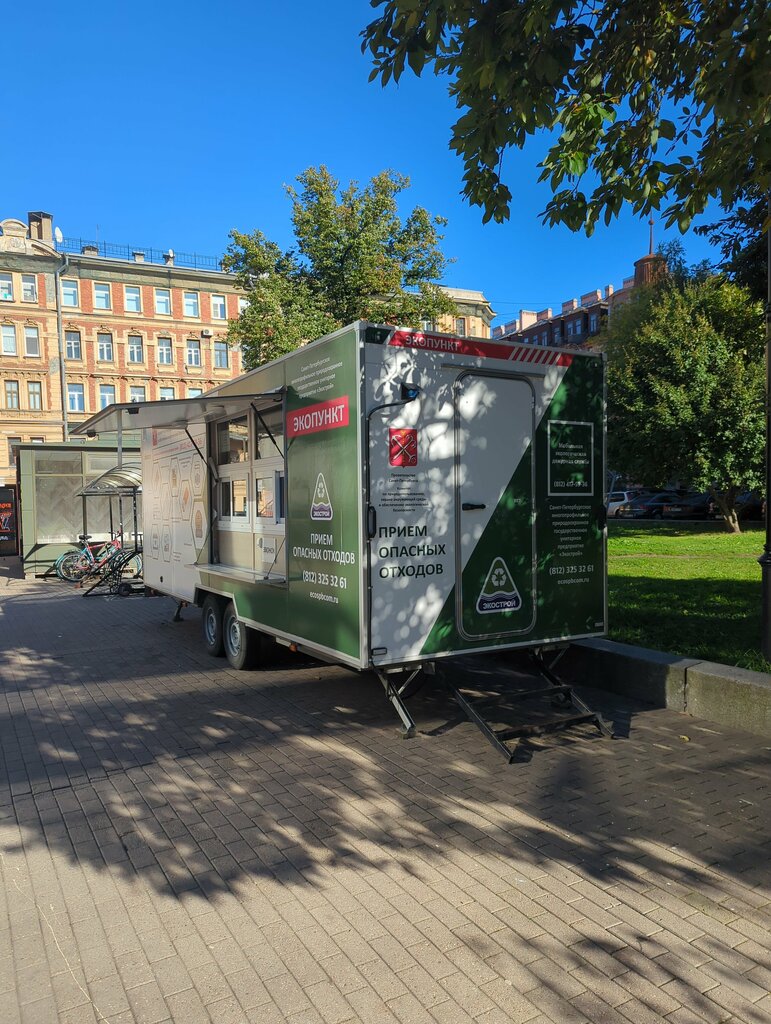 Ayrı çöp toplama noktası Eko Punkt, Saint‑Petersburg, foto