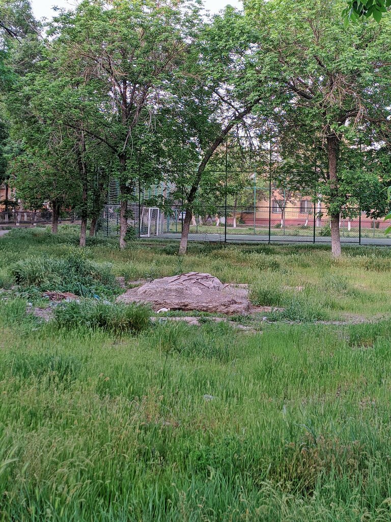 Anıt, heykel Y. A. Gagarin, Angren, foto