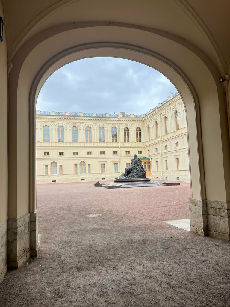 Anıt, heykel Император Александр III, Gatchina, foto