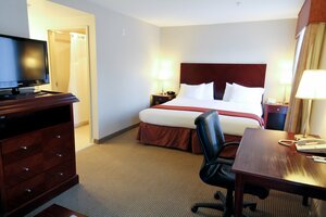 Holiday Inn Express & Suites Surrey (British Columbia, Metro Vancouver Regional District, Surrey, 104 Avenue), otel  Surrey'den
