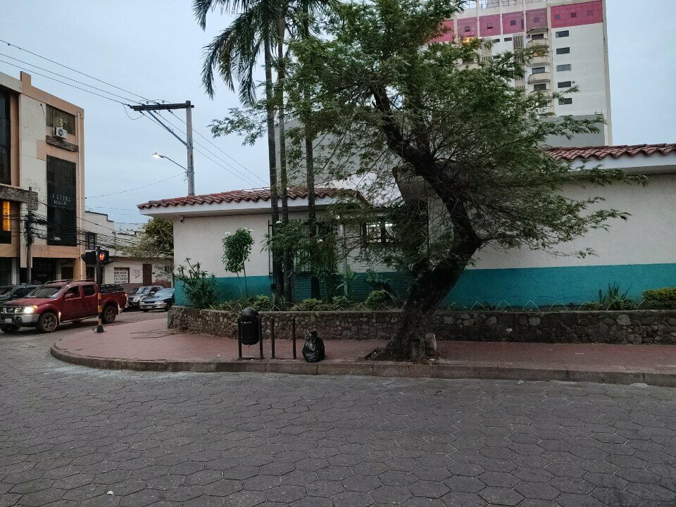 Eğitim merkezleri Romulo Gomez Educational Unit, Santa‑Krus, foto