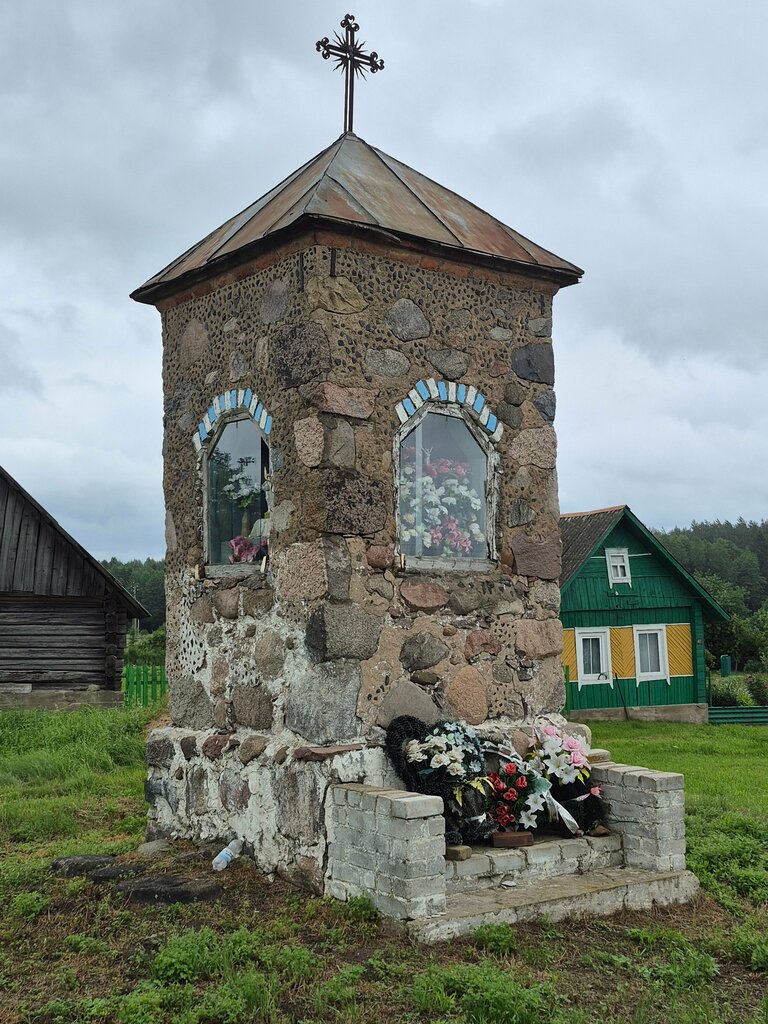 Şapel, haç anıtı Католическая придорожная часовня, Grodnenskaya oblastı, foto