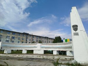 Военным строителям (Murmansk Region, Snezhnogorsk, ulitsa Pavla Steblina), anıt, heykel  Snegnogorsk'tan