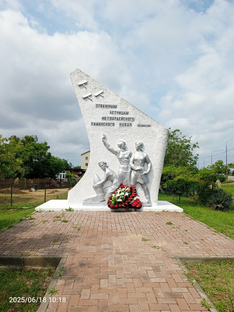 Anıt, heykel Памятный знак летчицам, погибшим в годы Великой Отечественной войны, Krasnodarski krayı, foto