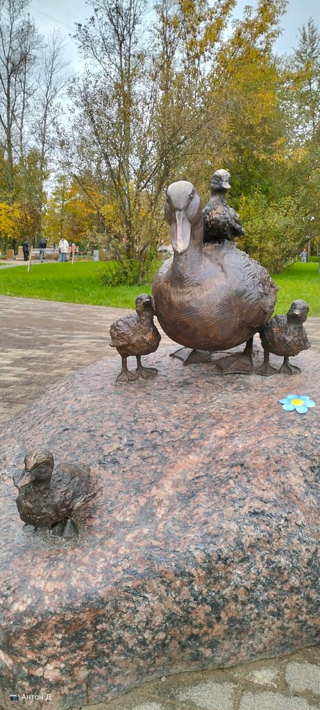 Park, sokak heykeli Утка и утята, Saint‑Petersburg, foto