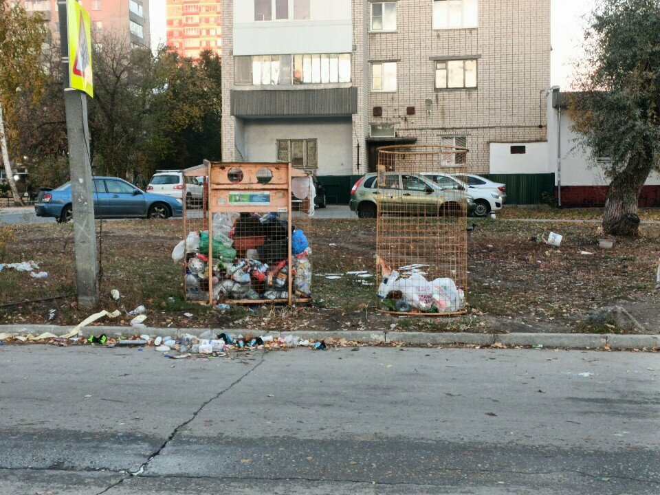 Ayrı çöp toplama noktası Контейнеры для пэт бутылок, Tolyatti (Togliatti), foto