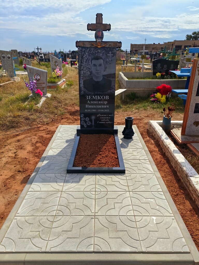 Heykel ve mezarlık taşı üreticileri Monuments 08, Elista, foto