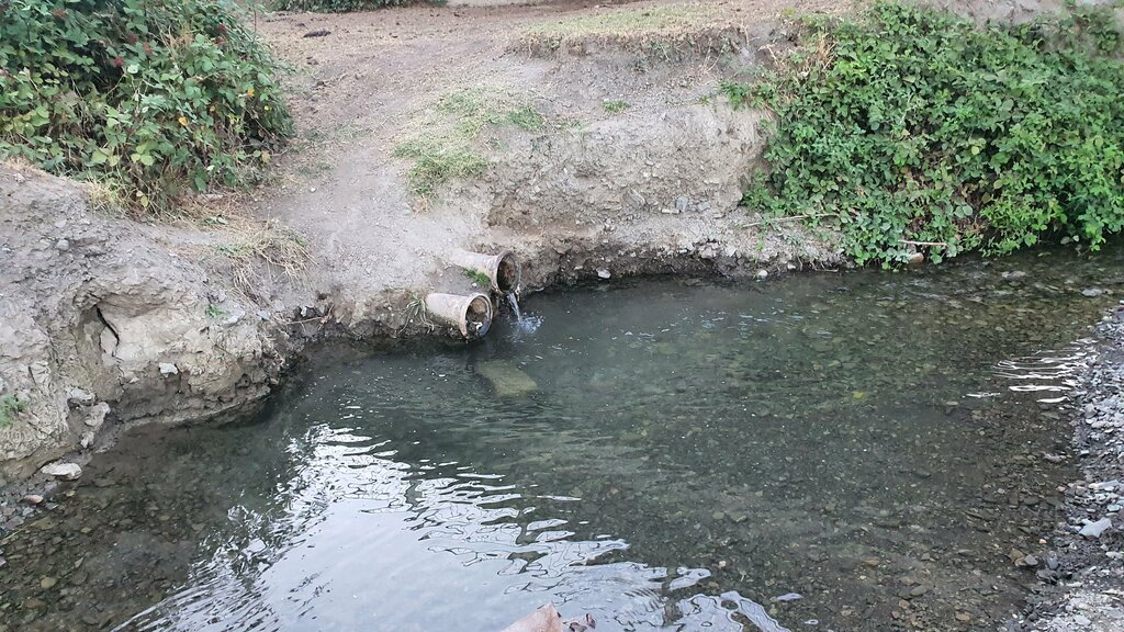 Pınar, çay Spring, stream, Kırım Cumhuriyeti, foto
