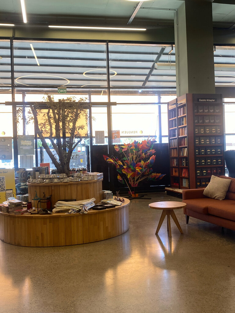 Kitap mağazaları Penguen Kitabevi, İstanbul, foto