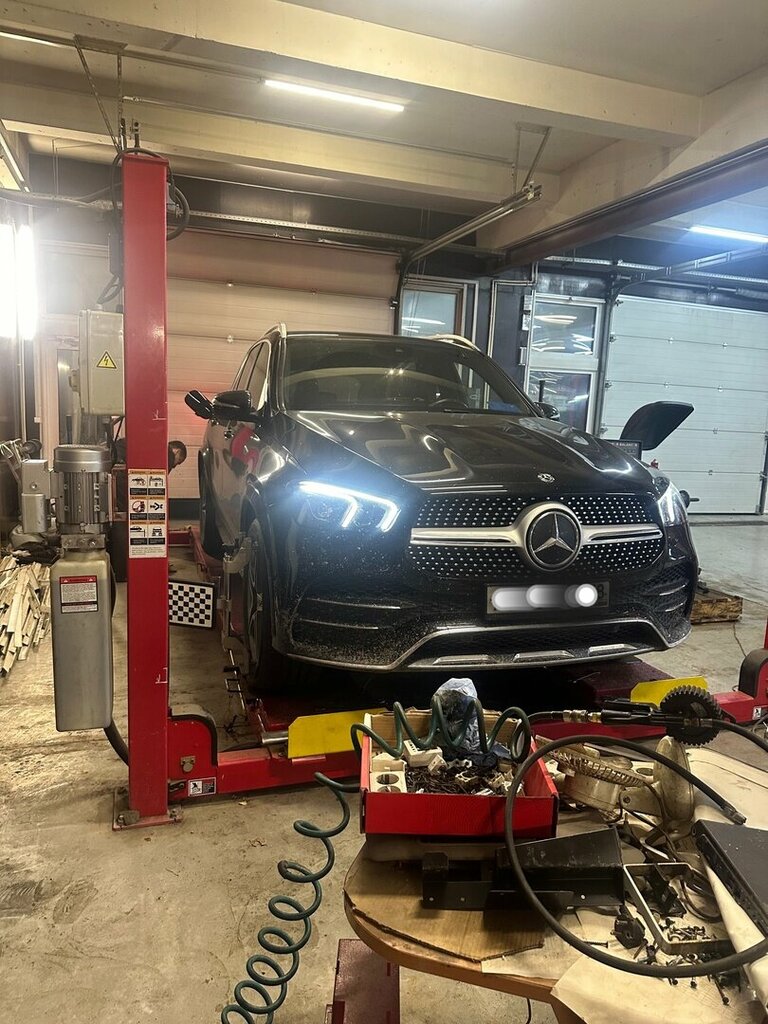 Otomobil servisi Autocentr, Kolpino, foto