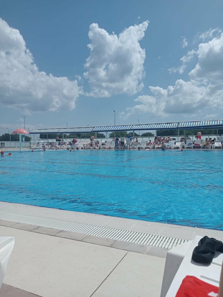 Kafe Kartal Cevızlı Ozl. Egt. Mrk. Yuzme Havuzu, İstanbul, foto