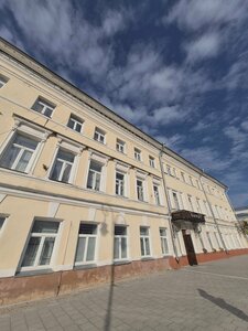 Русскому драматургу театральному деятелю Александру Николаевичу Островскому (Mira Avenue No:1), anıt levhası, anıt taş  Kostroma'dan