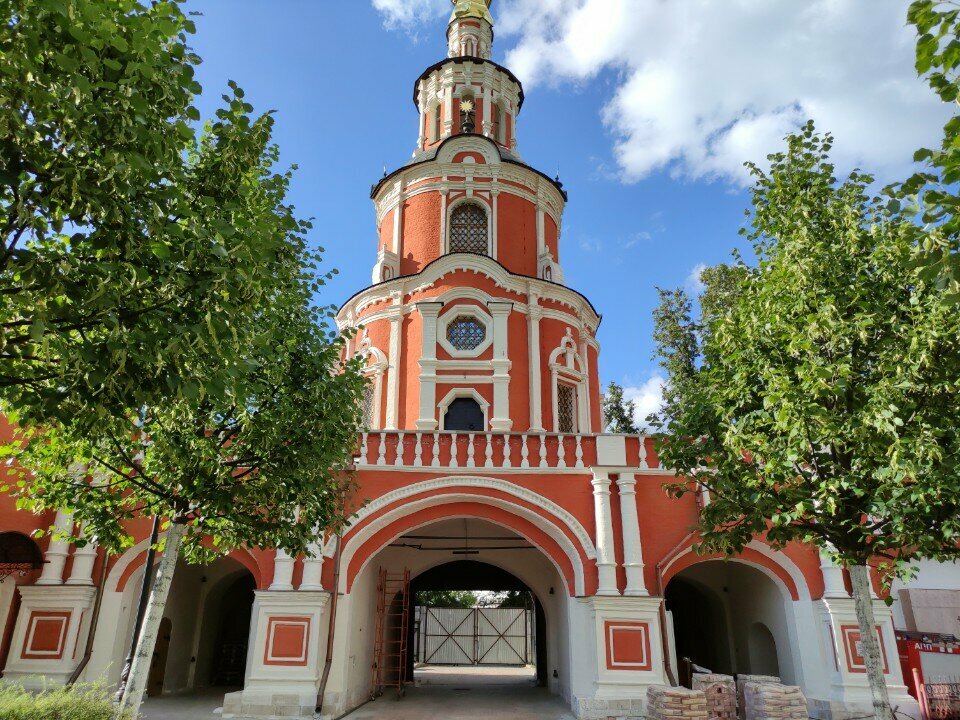 Ortodoks kiliseleri Надвратная церковь Тихвинской иконы Божией Матери, Moskova, foto