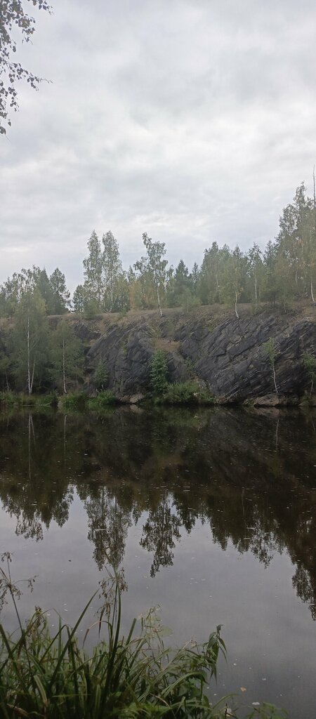Dağ zirvesi Скала Чёрный камень, Sverdlovskaya oblastı, foto