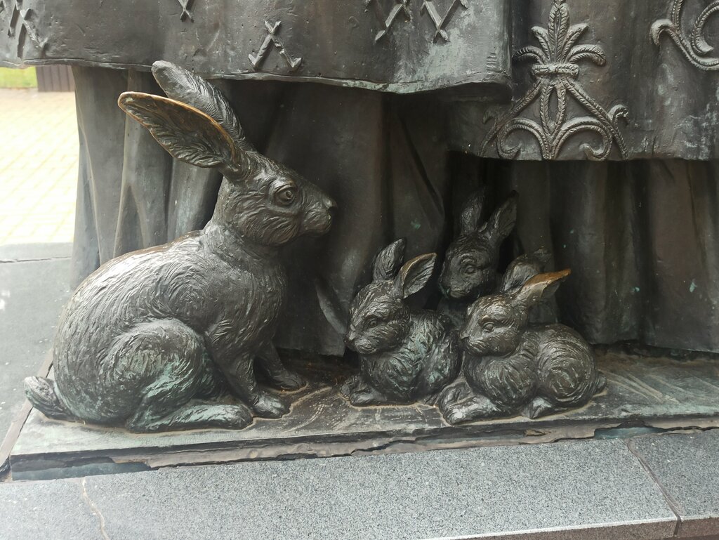 Park, sokak heykeli Hare with the pot, Sergiyev Posad, foto