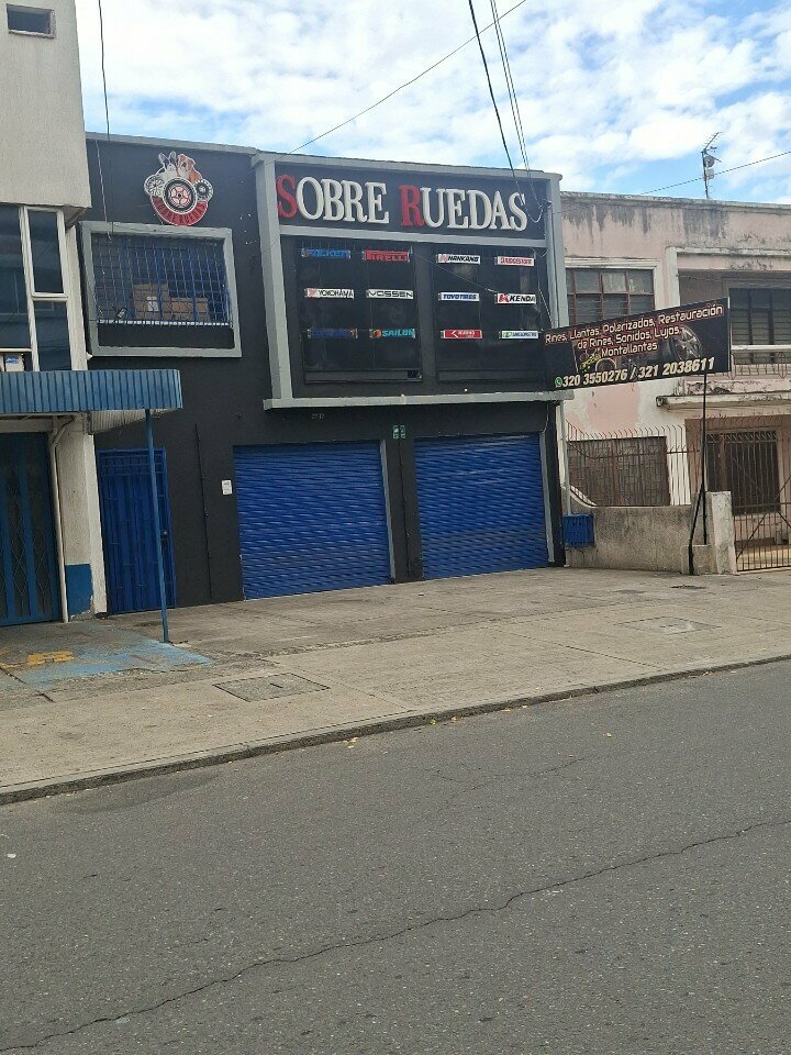 Jant ve lastikçiler Sobre Ruedas Cali, Cali, foto