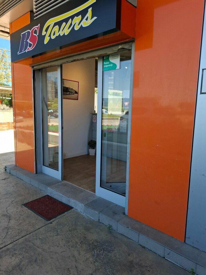 Otopark ve tamirhaneler Bs Tours, Belgrad, foto
