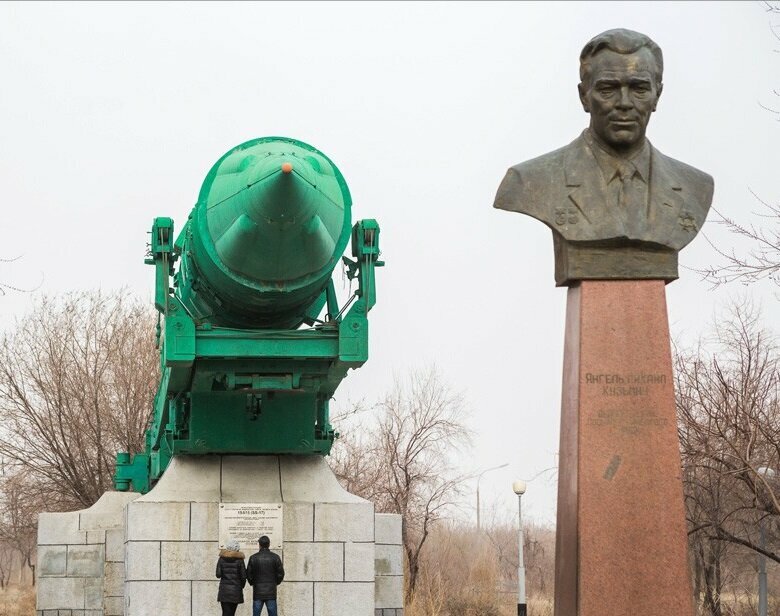 Anıt, heykel Bust of M. K. Yangel, Baykonur, foto