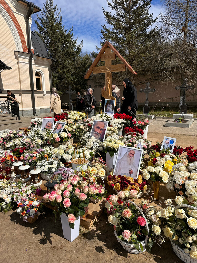 Ünlü kişilerin mezarları Схиархимандрит Илий Ноздрин, Kozelsk, foto