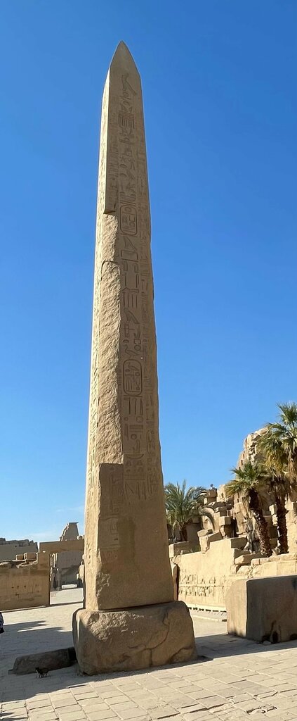 Arkeolojik sit alanı Obelisk of Thutmose I, El‑Uksur, foto