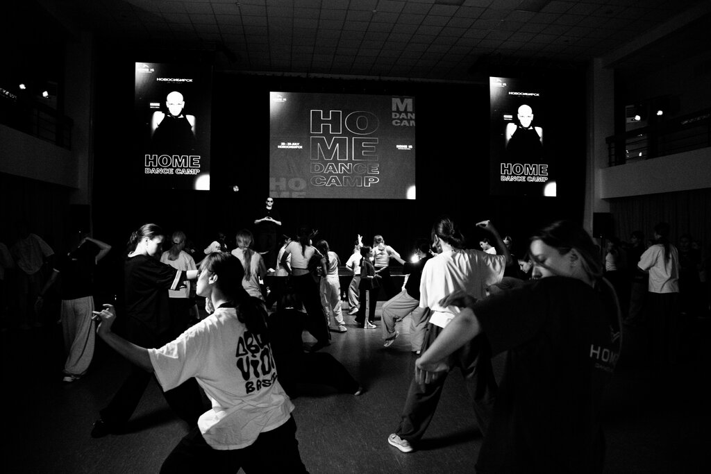 Dans okulları Home is, Novosibirsk, foto