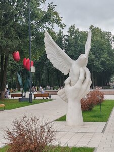 Голубь в руке (Moscow Region, Kolomna, Mira Park), park, sokak heykeli  Kolomna'dan