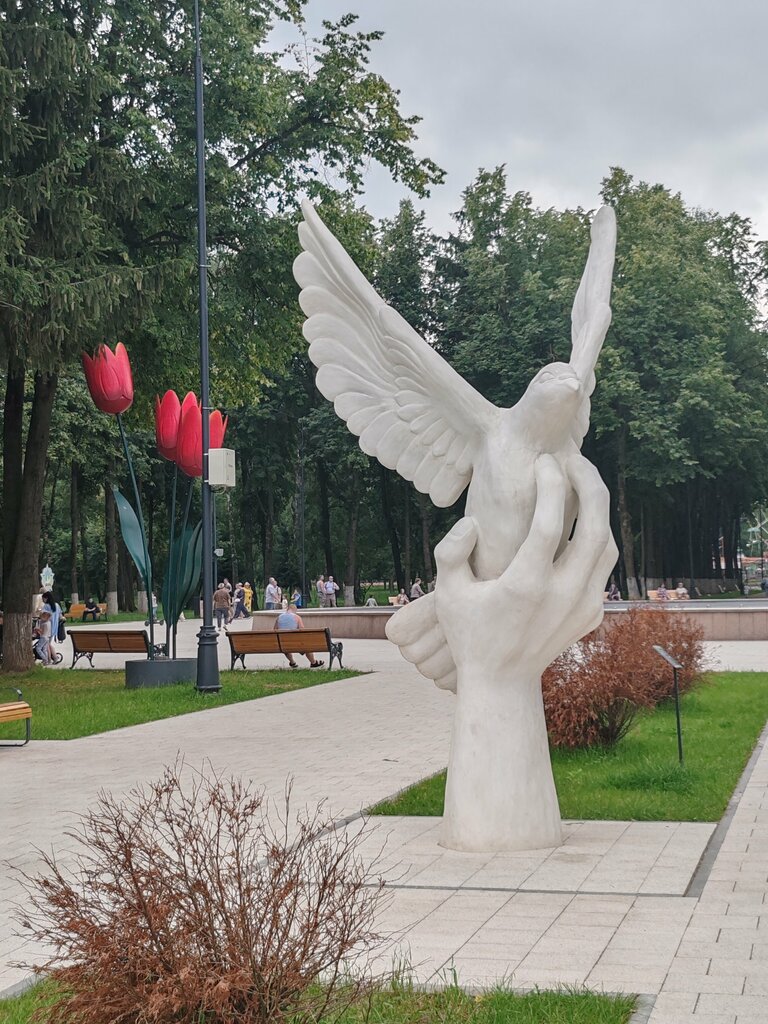 Park, sokak heykeli Голубь в руке, Kolomna, foto