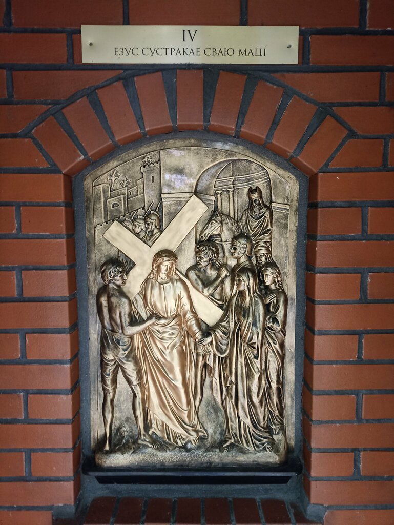 Şapel, haç anıtı Симон Киринеянин помогает Иисусу нести крест, Minskaya oblastı, foto