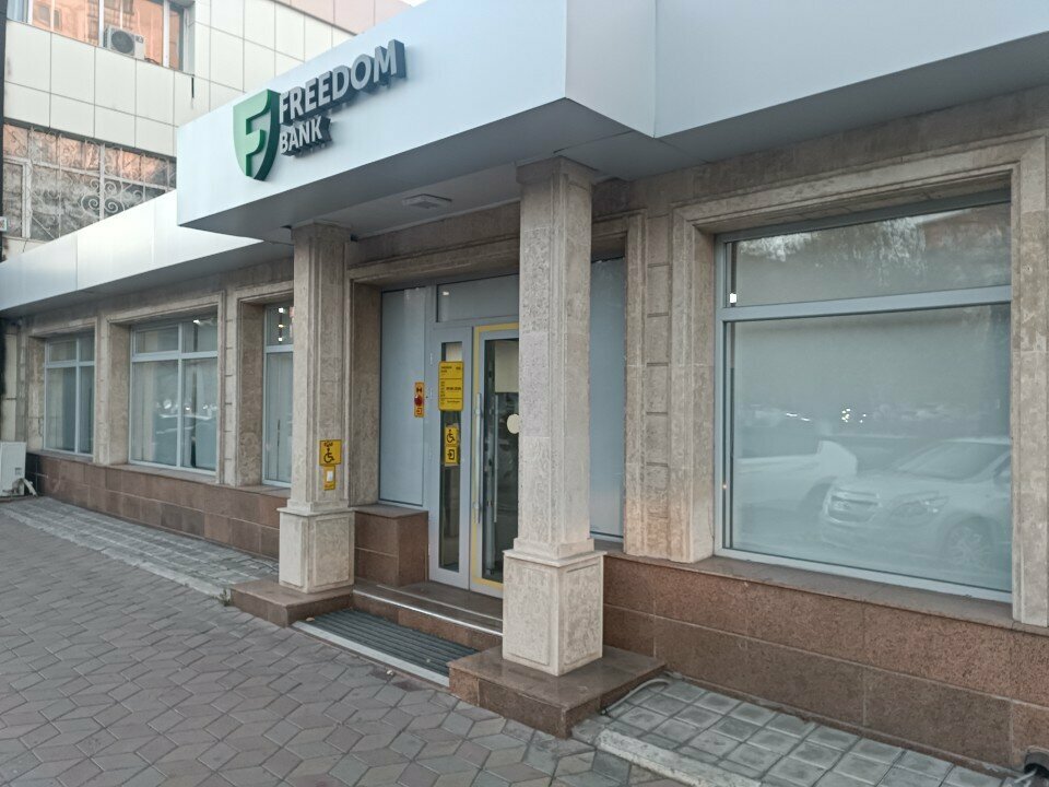 Banka kartı verme terminali Freedom Bank, Karağandı, foto