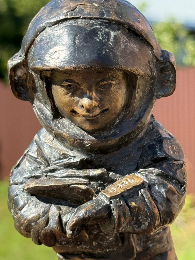 Park, sokak heykeli Космонавтик-школьник, Kaluga, foto