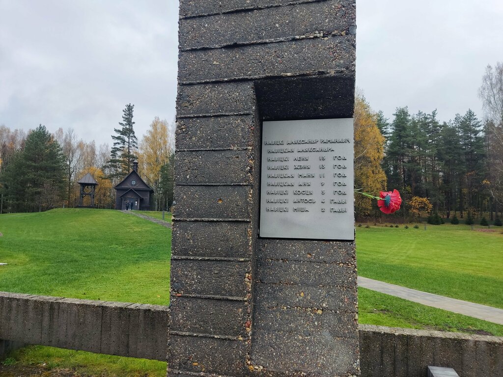 Anıt, heykel Обелиск с колоколом, Minskaya oblastı, foto