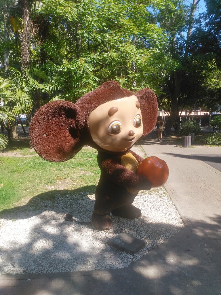 Park, sokak heykeli Gena the Crocodile and Cheburashka, Soçi, foto