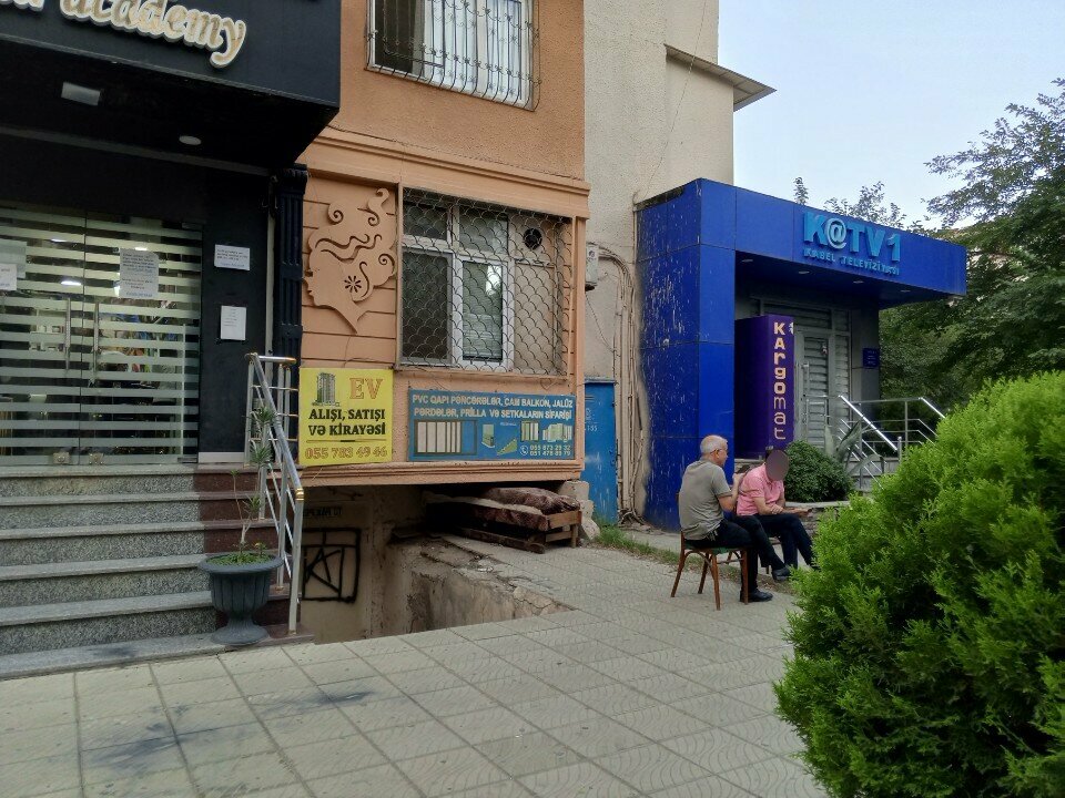 Emlak ofisi Evlerin obyektlerin alqi satqisi, Bakü, foto