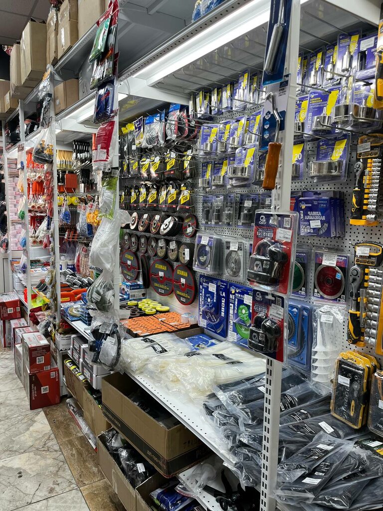 Yapı mağazası Stroimarket Terminal, Yalta, foto