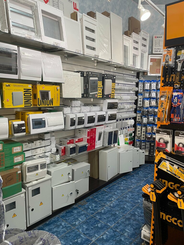 Elektrik ve elektrikli ürün mağazası Indicator, Aluşta, foto