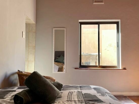 Otel Room in Guest Room - Living In Camps Bay Summer, Capetown, foto