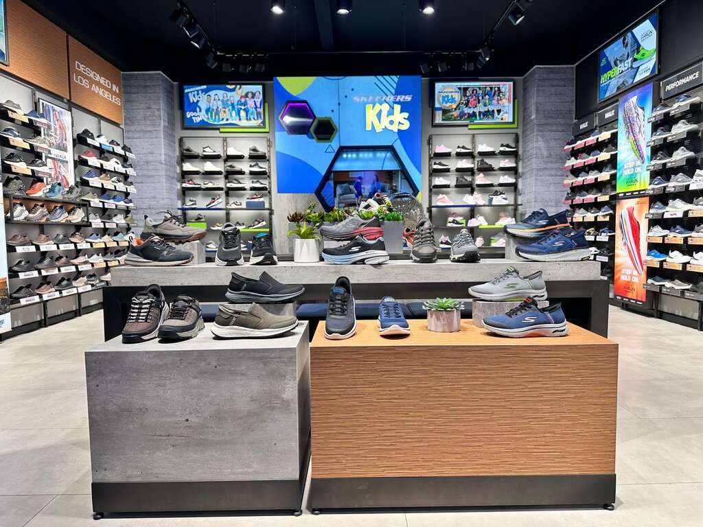 Spor giyim ve ayakkabı Skechers, Andican, foto