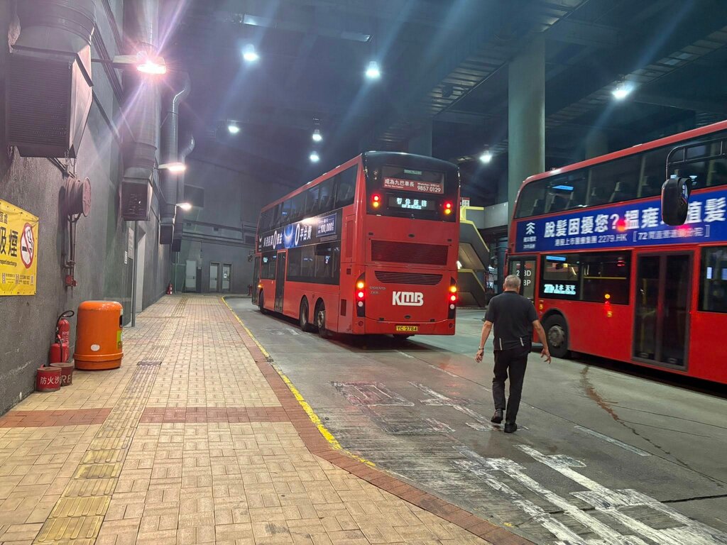 Toplu taşıma durağı Lam Tin Station Transport Interchange, Kowloon, foto