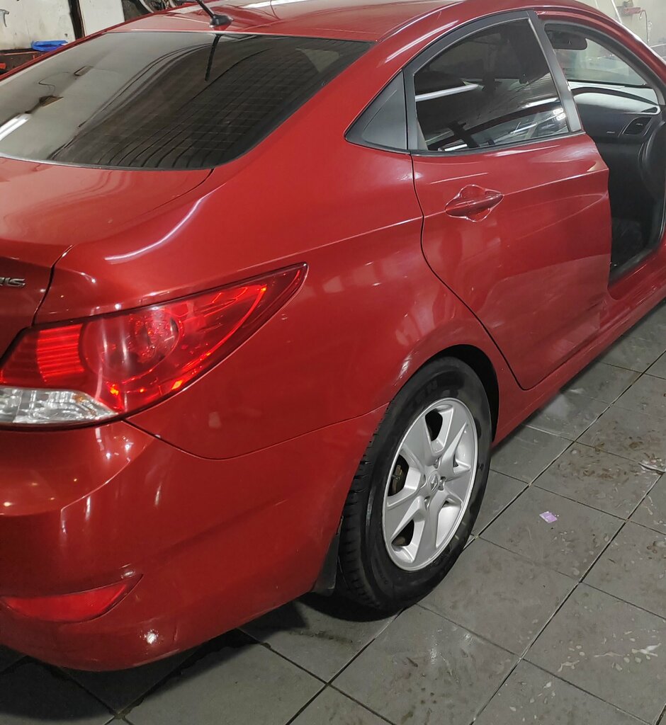 Araç camlarının renklendirilmesi Tint studio, Moskova, foto