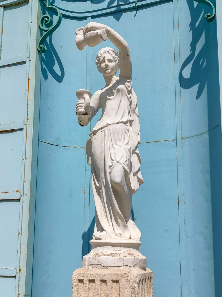 Park, sokak heykeli Богиня виночерпия Геба, Zheleznovodsk, foto