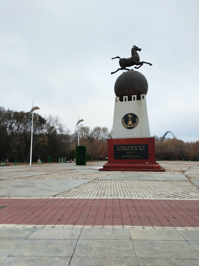 Park, sokak heykeli Конь, Heilongjiang, foto