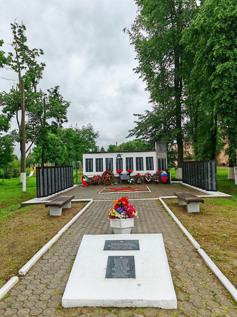 Anıt, heykel Братская могила советских воинов, Novgorodskaya oblastı, foto