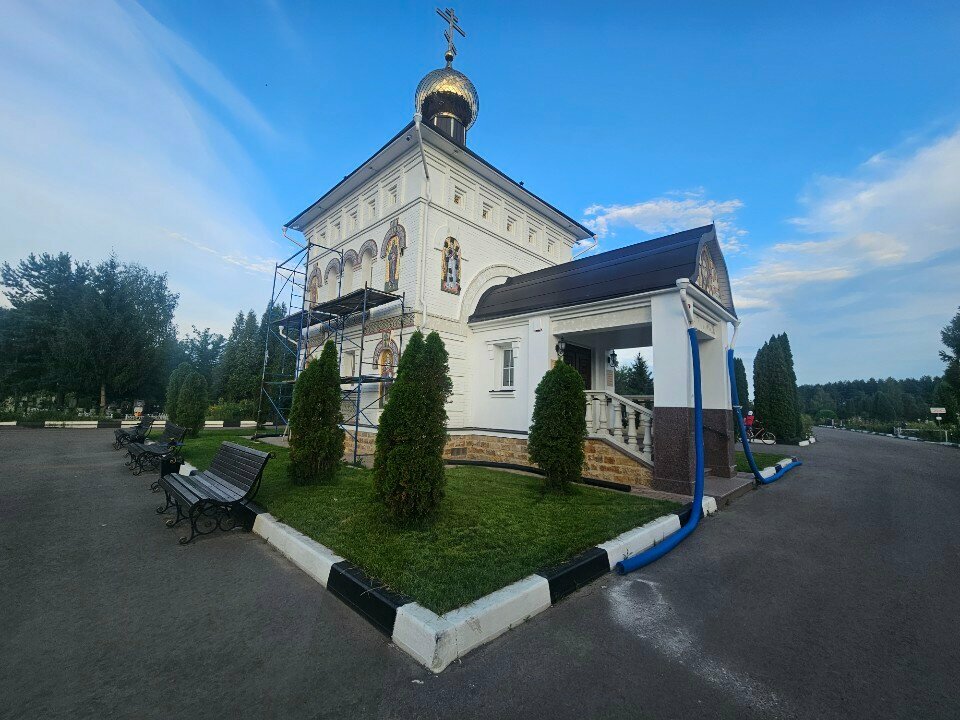 Ortodoks kiliseleri Chasovnya Dimitriya Solunskogo na Luzhkovskom kladbishche, Orel, foto