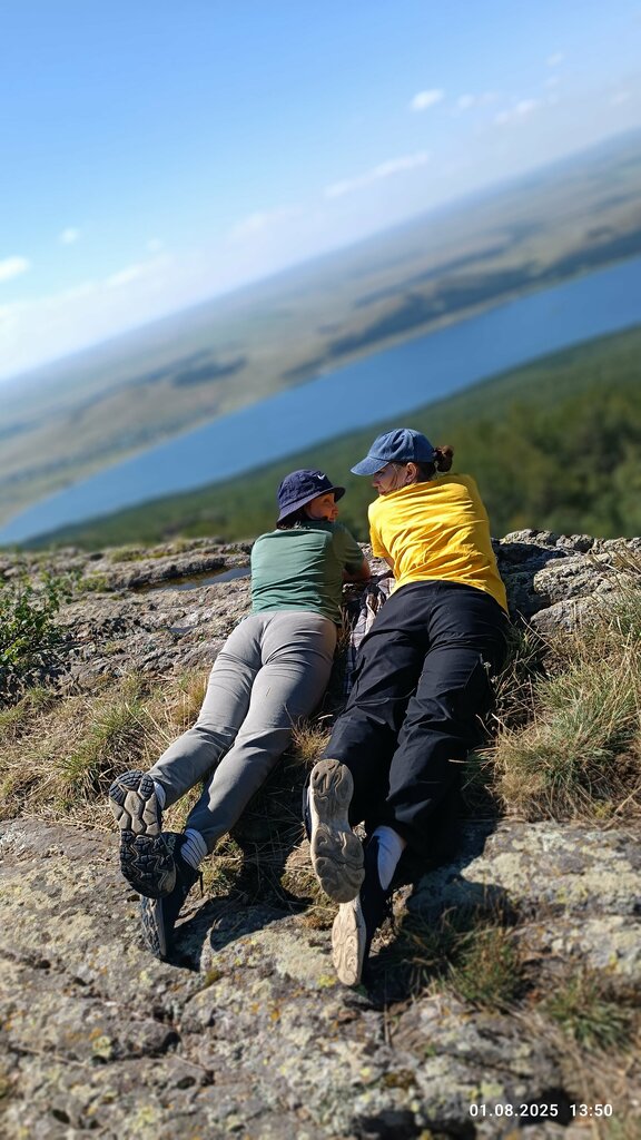 Dağ zirvesi Гора Караташмас 987 м, Başkurdistan, foto