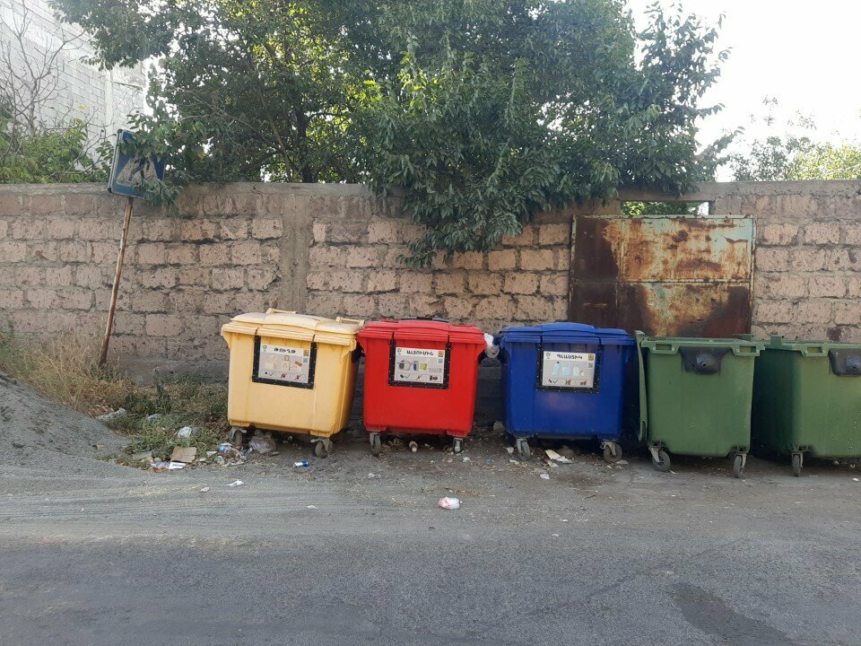 Ayrı çöp toplama noktası Waste sorting point, Erivan, foto