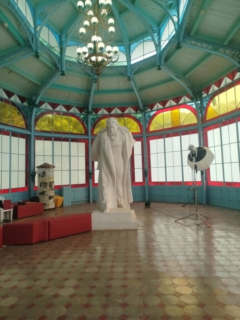 Park, sokak heykeli Богиня удачи Фортуна, Zheleznovodsk, foto